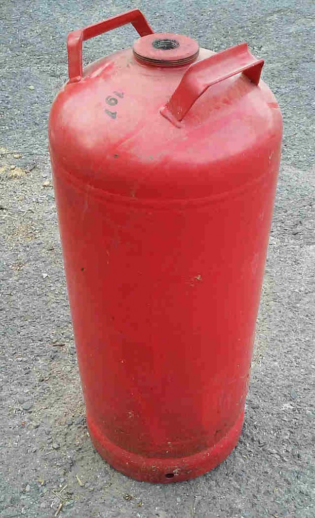 How to Make a Firepit From An Old Gas Bottle ⋆ handycrowd.com